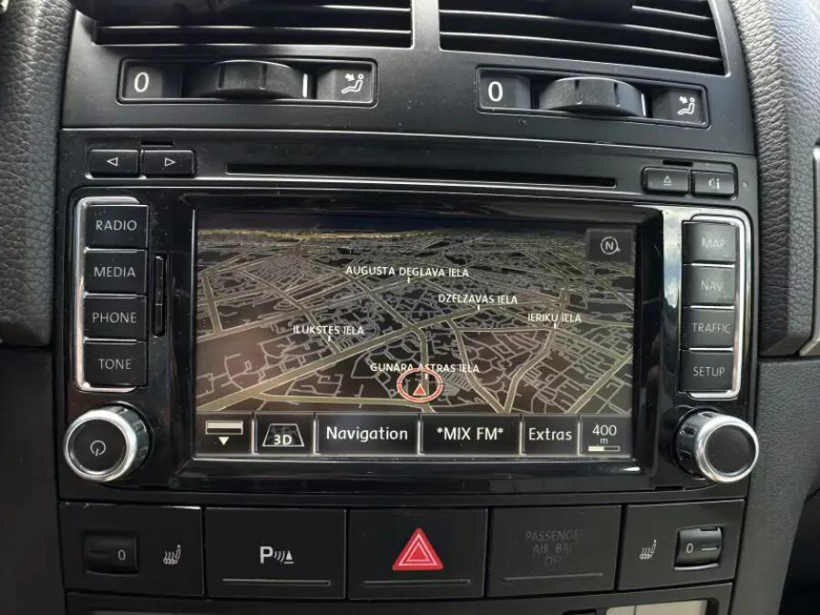 Black Volkswagen Touareg 2009 in Riga, with an engine capacity of 3.00 L and mileage of 287 thousand km for 5990 €, photo 26 on AUTOMOTO.COM.LV