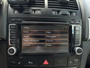 Black Volkswagen Touareg 2009 in Riga, with an engine capacity of 3.00 L and mileage of 287 thousand km for 5990 €, photo 27 on AUTOMOTO.COM.LV