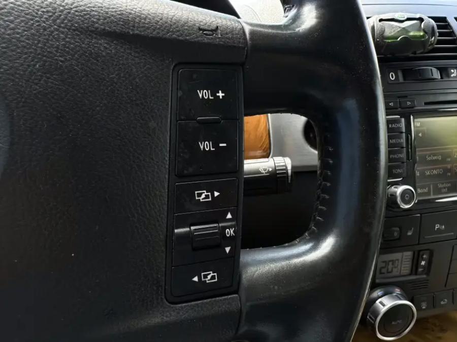 Black Volkswagen Touareg 2009 in Riga, with an engine capacity of 3.00 L and mileage of 287 thousand km for 5990 €, photo 28 on AUTOMOTO.COM.LV