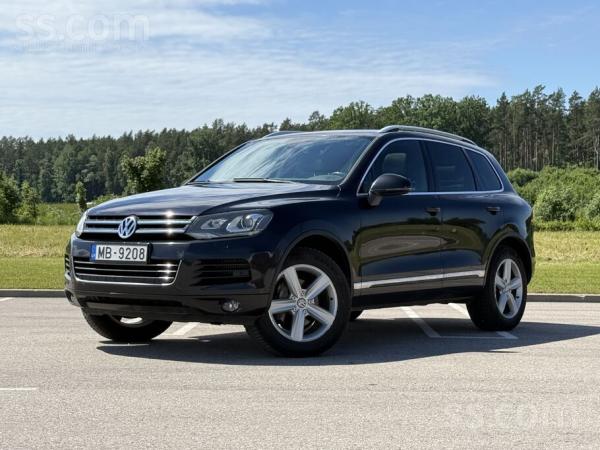 Black Volkswagen Touareg 2009 in Riga, with an engine capacity of 3.00 L and mileage of 386 thousand km for 7900 €, photo 1 on AUTOMOTO.COM.LV