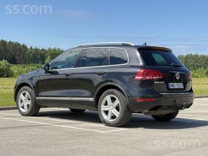 Black Volkswagen Touareg 2009 in Riga, with an engine capacity of 3.00 L and mileage of 386 thousand km for 7900 €, photo 3 on AUTOMOTO.COM.LV