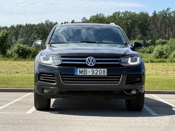 Black Volkswagen Touareg 2009 in Riga, with an engine capacity of 3.00 L and mileage of 386 thousand km for 7900 €, photo 4 on AUTOMOTO.COM.LV