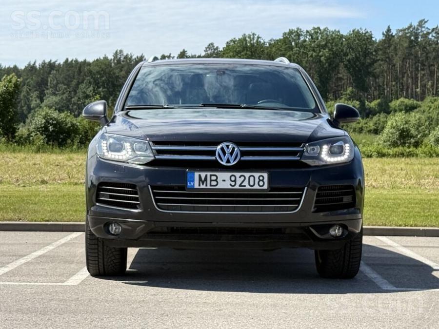 Black Volkswagen Touareg 2009 in Riga, with an engine capacity of 3.00 L and mileage of 386 thousand km for 7900 €, photo 5 on AUTOMOTO.COM.LV