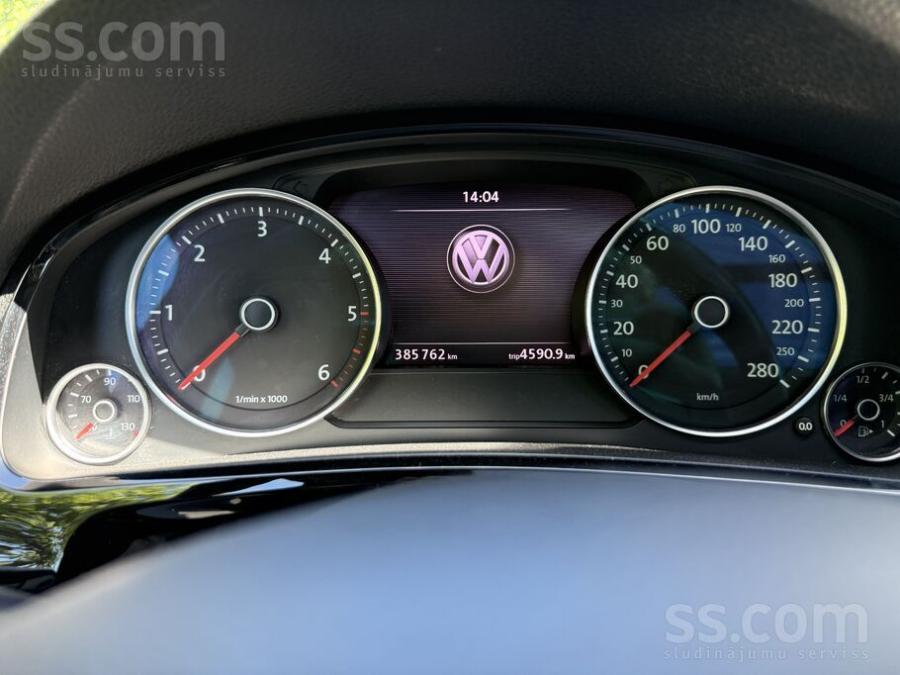 Black Volkswagen Touareg 2009 in Riga, with an engine capacity of 3.00 L and mileage of 386 thousand km for 7900 €, photo 6 on AUTOMOTO.COM.LV