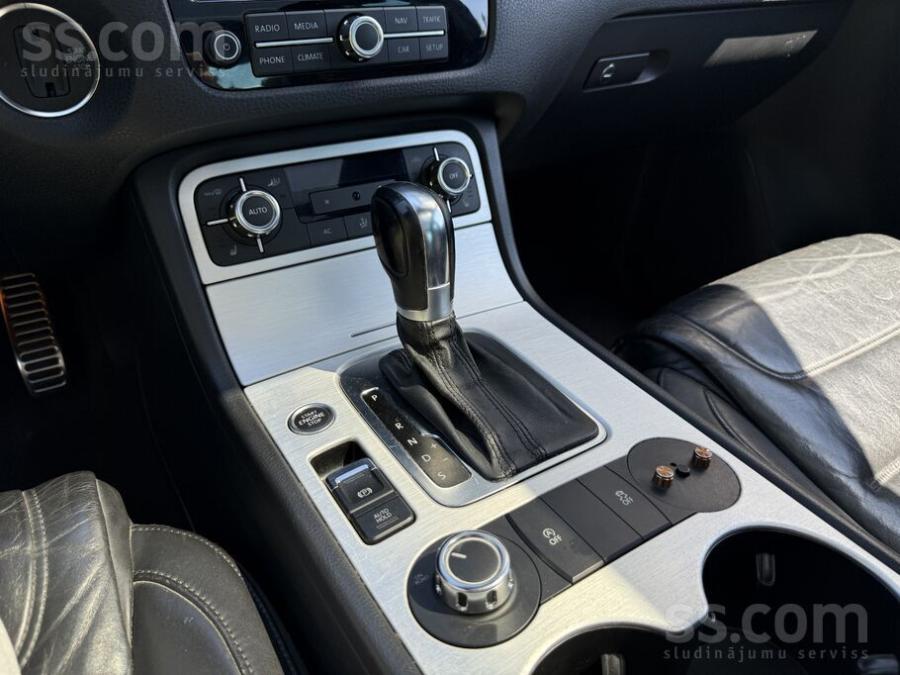 Black Volkswagen Touareg 2009 in Riga, with an engine capacity of 3.00 L and mileage of 386 thousand km for 7900 €, photo 7 on AUTOMOTO.COM.LV