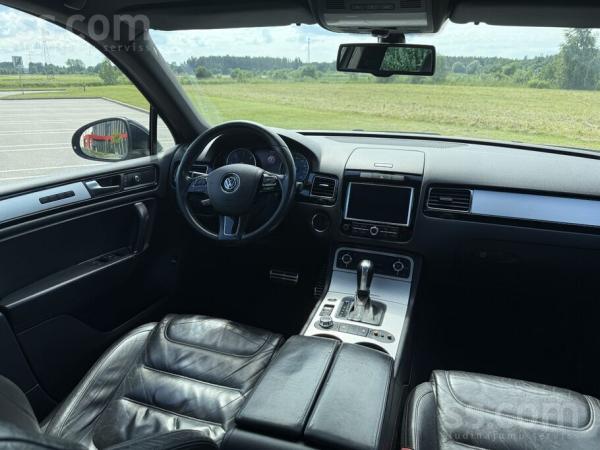 Black Volkswagen Touareg 2009 in Riga, with an engine capacity of 3.00 L and mileage of 386 thousand km for 7900 €, photo 7 on AUTOMOTO.COM.LV