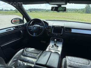 Black Volkswagen Touareg 2009 in Riga, with an engine capacity of 3.00 L and mileage of 386 thousand km for 7900 €, photo 8 on AUTOMOTO.COM.LV