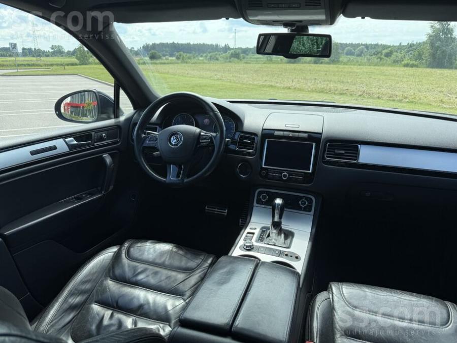 Black Volkswagen Touareg 2009 in Riga, with an engine capacity of 3.00 L and mileage of 386 thousand km for 7900 €, photo 8 on AUTOMOTO.COM.LV