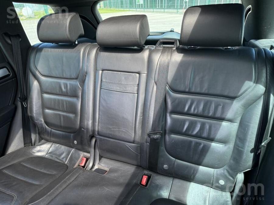 Black Volkswagen Touareg 2009 in Riga, with an engine capacity of 3.00 L and mileage of 386 thousand km for 7900 €, photo 9 on AUTOMOTO.COM.LV