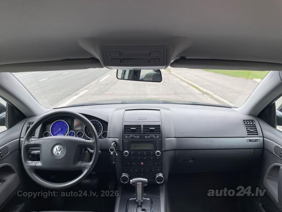 Black Volkswagen Touareg 2009 in Viljandi, with an engine capacity of 2.50 L and mileage of 220 thousand km for 7780 €, photo 6 on AUTOMOTO.COM.LV