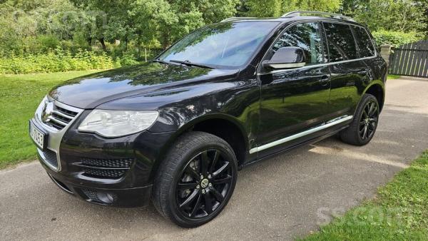 Black Volkswagen Touareg 2009 in Riga, with an engine capacity of 3.00 L and mileage of 240 thousand km for 6800 €, photo 1 on AUTOMOTO.COM.LV