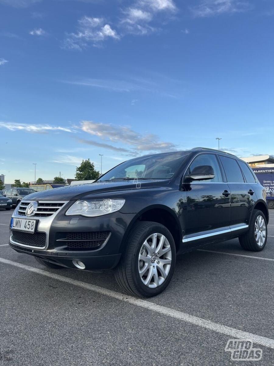 Black Volkswagen Touareg 2009 in Vilnius, with an engine capacity of 3.00 L and mileage of 259 thousand km for 7850 €, photo 1 on AUTOMOTO.COM.LV
