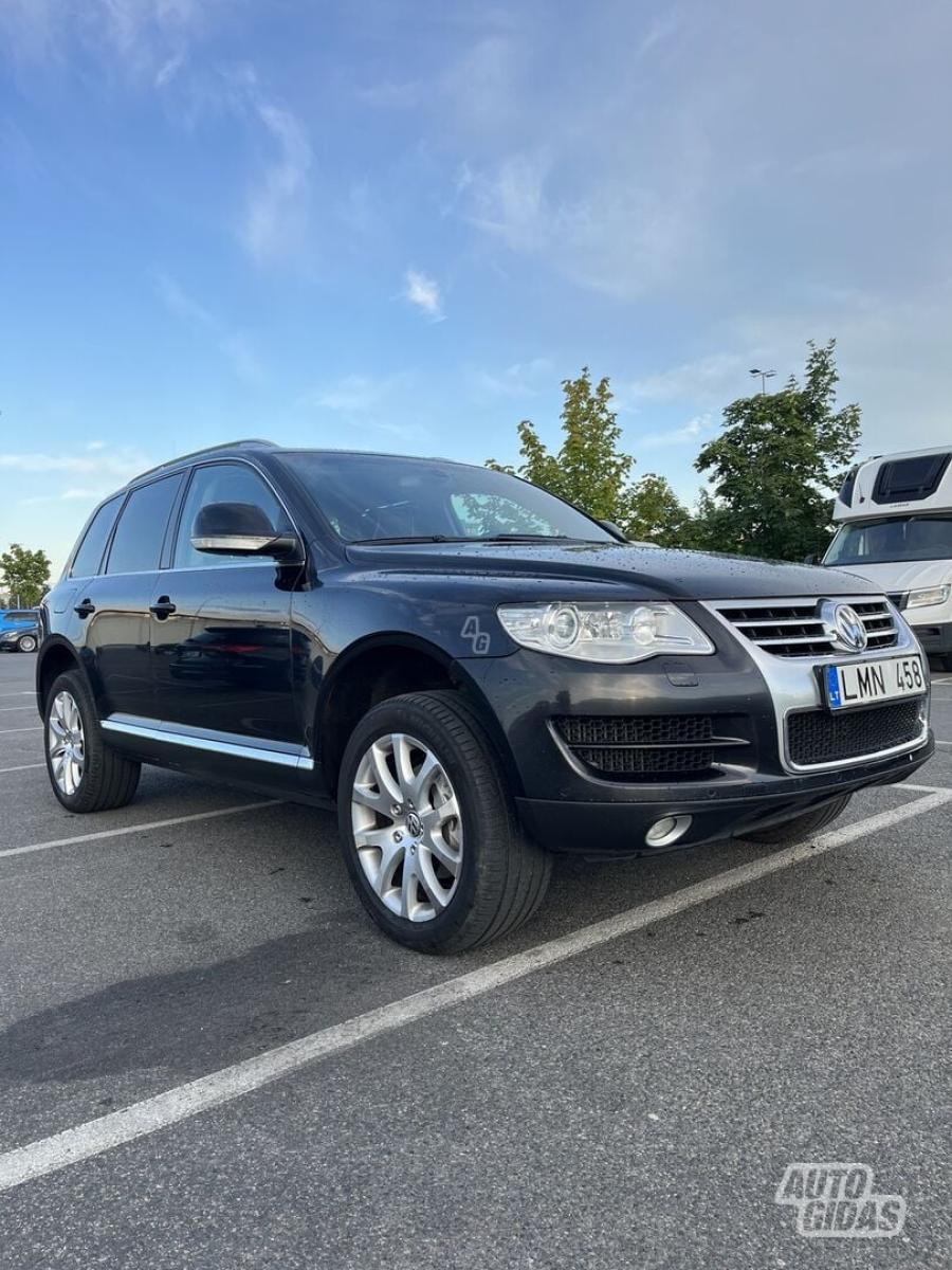 Black Volkswagen Touareg 2009 in Vilnius, with an engine capacity of 3.00 L and mileage of 259 thousand km for 7850 €, photo 3 on AUTOMOTO.COM.LV
