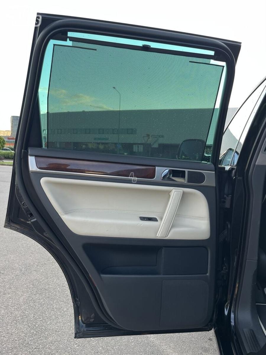 Black Volkswagen Touareg 2009 in Vilnius, with an engine capacity of 3.00 L and mileage of 259 thousand km for 7850 €, photo 11 on AUTOMOTO.COM.LV
