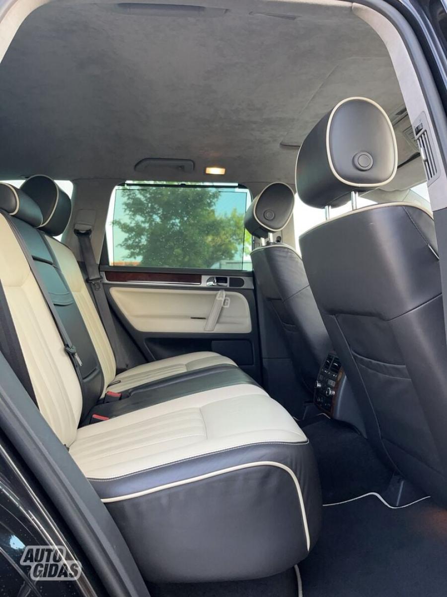 Black Volkswagen Touareg 2009 in Vilnius, with an engine capacity of 3.00 L and mileage of 259 thousand km for 7850 €, photo 12 on AUTOMOTO.COM.LV