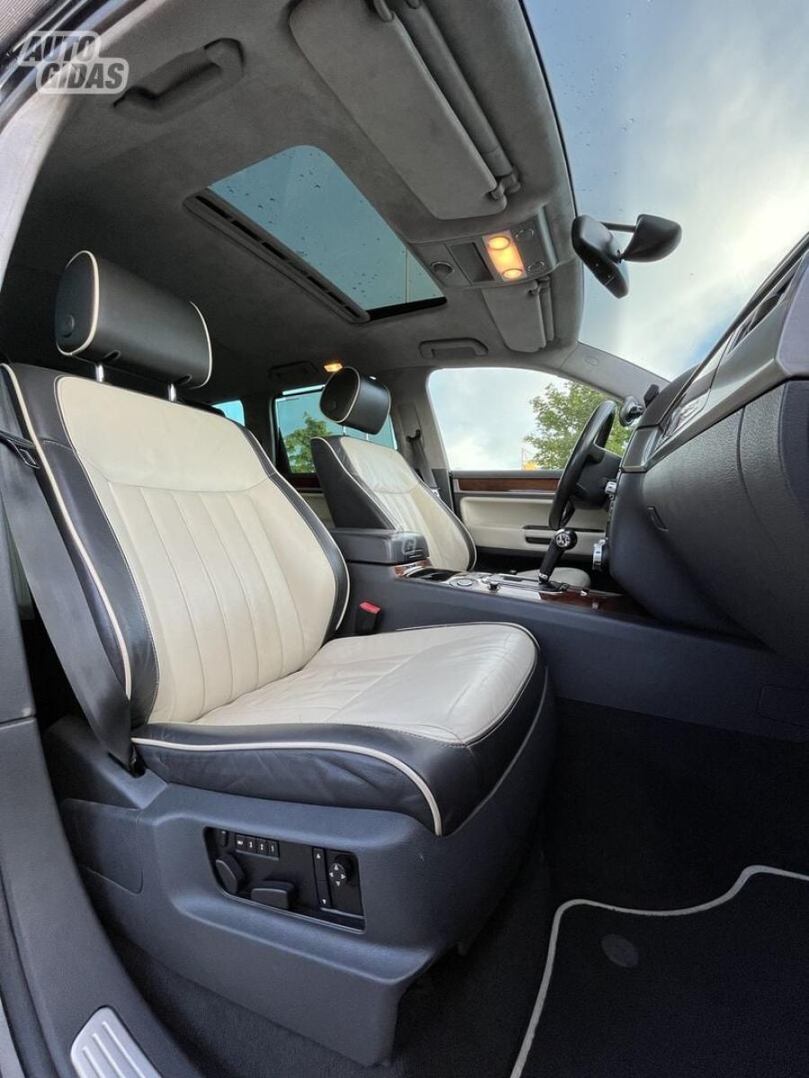 Black Volkswagen Touareg 2009 in Vilnius, with an engine capacity of 3.00 L and mileage of 259 thousand km for 7850 €, photo 14 on AUTOMOTO.COM.LV