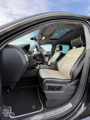 Black Volkswagen Touareg 2009 in Vilnius, with an engine capacity of 3.00 L and mileage of 259 thousand km for 7850 €, photo 15 on AUTOMOTO.COM.LV
