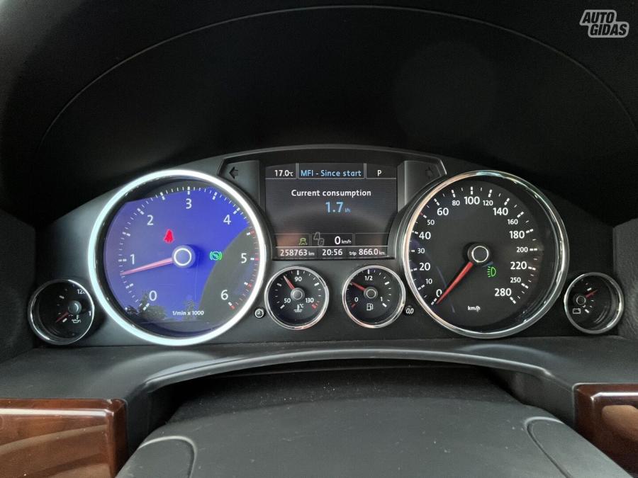 Black Volkswagen Touareg 2009 in Vilnius, with an engine capacity of 3.00 L and mileage of 259 thousand km for 7850 €, photo 18 on AUTOMOTO.COM.LV