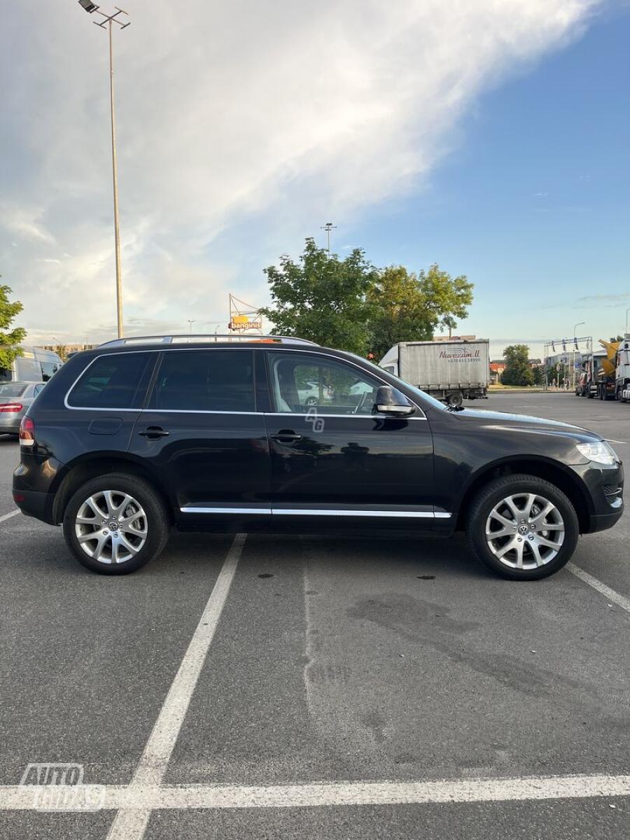 Black Volkswagen Touareg 2009 in Vilnius, with an engine capacity of 3.00 L and mileage of 259 thousand km for 7850 €, photo 21 on AUTOMOTO.COM.LV