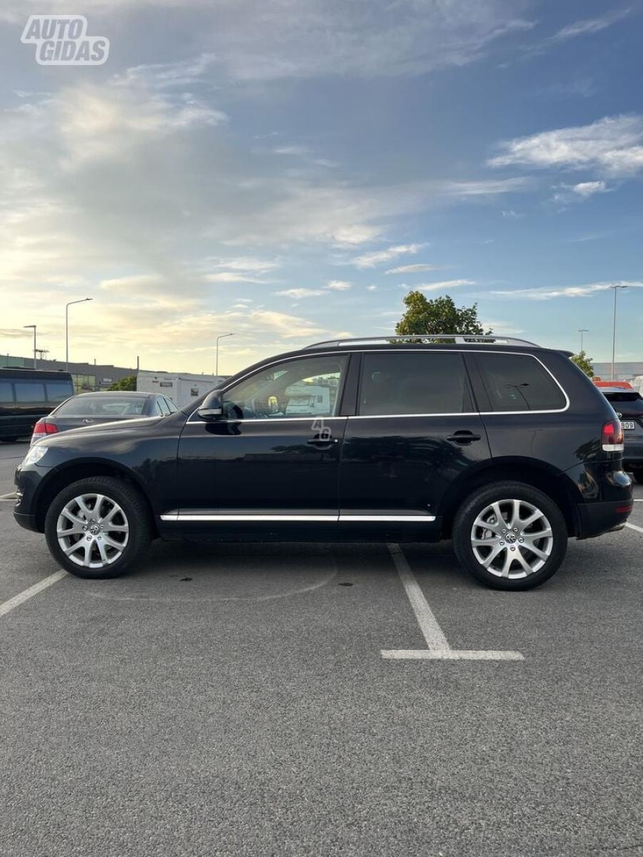 Black Volkswagen Touareg 2009 in Vilnius, with an engine capacity of 3.00 L and mileage of 259 thousand km for 7850 €, photo 22 on AUTOMOTO.COM.LV