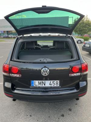 Black Volkswagen Touareg 2009 in Vilnius, with an engine capacity of 3.00 L and mileage of 259 thousand km for 7850 €, photo 23 on AUTOMOTO.COM.LV