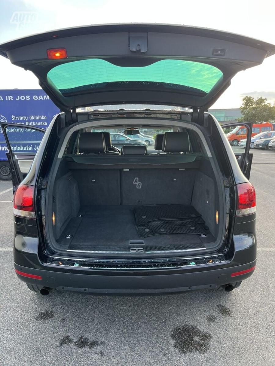 Black Volkswagen Touareg 2009 in Vilnius, with an engine capacity of 3.00 L and mileage of 259 thousand km for 7850 €, photo 25 on AUTOMOTO.COM.LV