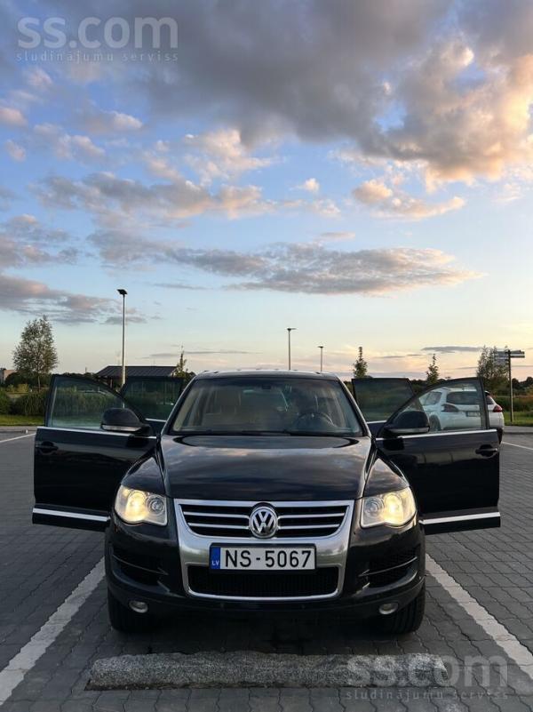 Black Volkswagen Touareg 2009 in Jelgava, with an engine capacity of 3.00 L and mileage of 317 thousand km for 5390 €, photo 1 on AUTOMOTO.COM.LV