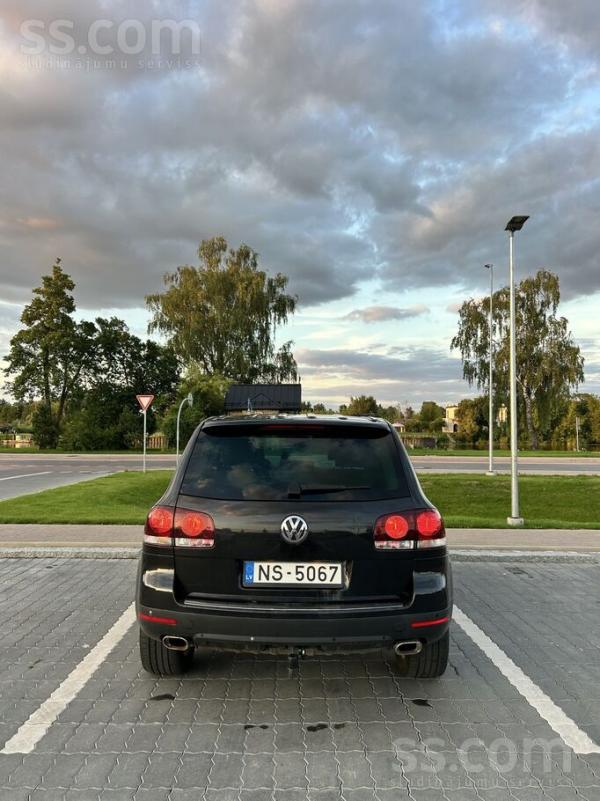 Black Volkswagen Touareg 2009 in Jelgava, with an engine capacity of 3.00 L and mileage of 317 thousand km for 5390 €, photo 4 on AUTOMOTO.COM.LV