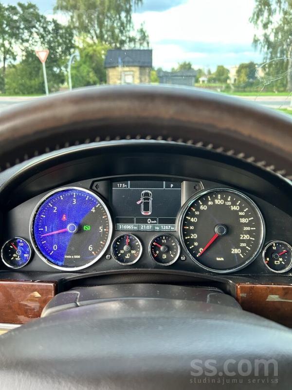 Black Volkswagen Touareg 2009 in Jelgava, with an engine capacity of 3.00 L and mileage of 317 thousand km for 5390 €, photo 10 on AUTOMOTO.COM.LV