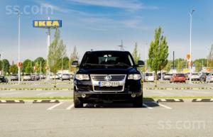 Black Volkswagen Touareg 2009 in Riga, with an engine capacity of 3.00 L and mileage of 383 thousand km for 5290 €, photo 4 on AUTOMOTO.COM.LV
