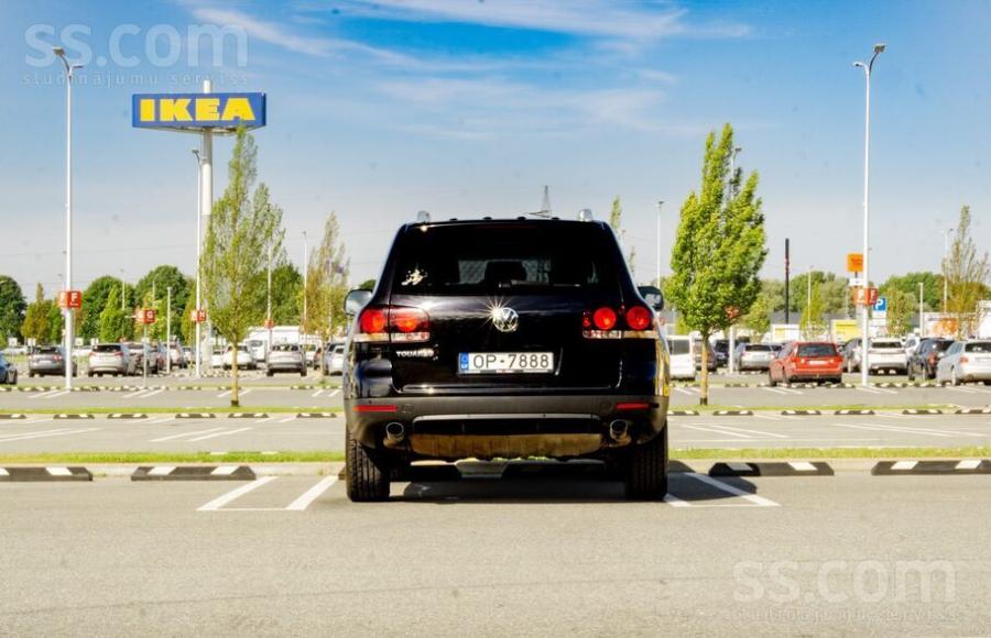 Black Volkswagen Touareg 2009 in Riga, with an engine capacity of 3.00 L and mileage of 383 thousand km for 5290 €, photo 7 on AUTOMOTO.COM.LV