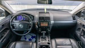 Black Volkswagen Touareg 2009 in Riga, with an engine capacity of 3.00 L and mileage of 383 thousand km for 5290 €, photo 12 on AUTOMOTO.COM.LV