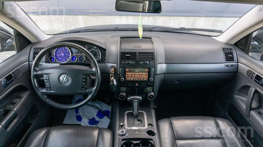 Black Volkswagen Touareg 2009 in Riga, with an engine capacity of 3.00 L and mileage of 383 thousand km for 5290 €, photo 12 on AUTOMOTO.COM.LV