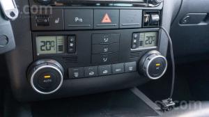 Black Volkswagen Touareg 2009 in Riga, with an engine capacity of 3.00 L and mileage of 383 thousand km for 5290 €, photo 17 on AUTOMOTO.COM.LV