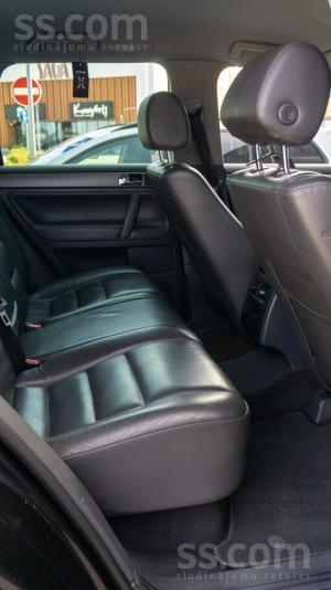 Black Volkswagen Touareg 2009 in Riga, with an engine capacity of 3.00 L and mileage of 383 thousand km for 5290 €, photo 28 on AUTOMOTO.COM.LV
