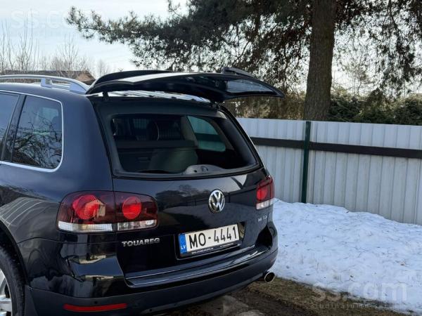 Black Volkswagen Touareg 2009 in Jelgava, with an engine capacity of 3.00 L and mileage of 218 thousand km for 6900 €, photo 5 on AUTOMOTO.COM.LV
