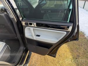 Melns Volkswagen Touareg 2009 Jelgava, ar dzinēja tilpumu 3.00 L un nobraukumu 218 tūkst. km par 6900 €, foto 9 vietnē AUTOMOTO.COM.LV