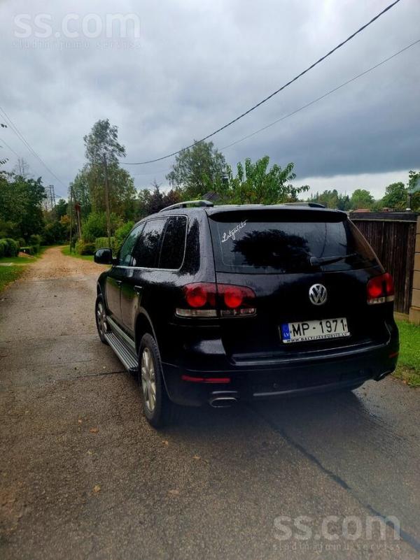 Volkswagen Touareg 2009 in Riga on AUTOMOTO.COM.LV Black Volkswagen Touareg 2009 in Riga, with an engine capacity of 3.00 L and mileage of 402 thousand km for 7000 €, photo 5 on AUTOMOTO.COM.LV