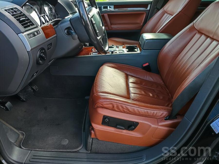 Melns Volkswagen Touareg 2009 Jelgava, ar dzinēja tilpumu 3.00 L un nobraukumu 240 tūkst. km par 5950 €, foto 21 vietnē AUTOMOTO.COM.LV
