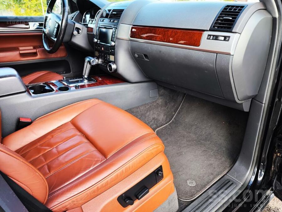 Melns Volkswagen Touareg 2009 Jelgava, ar dzinēja tilpumu 3.00 L un nobraukumu 240 tūkst. km par 5950 €, foto 23 vietnē AUTOMOTO.COM.LV