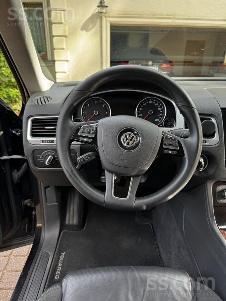 Black Volkswagen Touareg 2010 in Riga, with an engine capacity of 3.00 L and mileage of 300 thousand km for 9300 €, photo 1 on AUTOMOTO.COM.LV