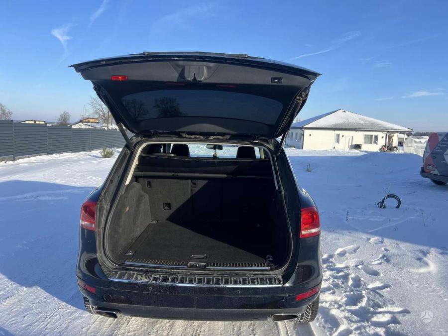Black Volkswagen Touareg 2010 in Siauliai, with an engine capacity of 2.97 L and mileage of 280 thousand km for 10500 €, photo 1 on AUTOMOTO.COM.LV