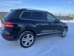 Black Volkswagen Touareg 2010 in Siauliai, with an engine capacity of 2.97 L and mileage of 280 thousand km for 10500 €, photo 3 on AUTOMOTO.COM.LV