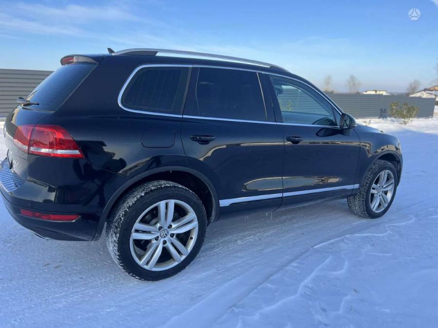 Black Volkswagen Touareg 2010 in Siauliai, with an engine capacity of 2.97 L and mileage of 280 thousand km for 10500 €, photo 3 on AUTOMOTO.COM.LV