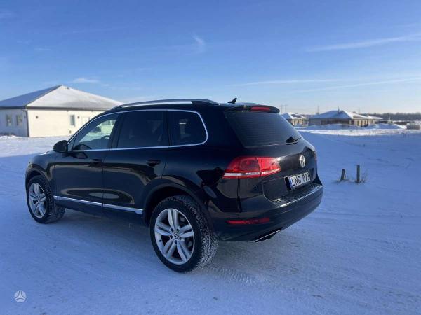 Black Volkswagen Touareg 2010 in Siauliai, with an engine capacity of 2.97 L and mileage of 280 thousand km for 10500 €, photo 5 on AUTOMOTO.COM.LV