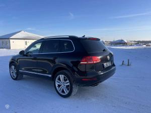 Black Volkswagen Touareg 2010 in Siauliai, with an engine capacity of 2.97 L and mileage of 280 thousand km for 10500 €, photo 5 on AUTOMOTO.COM.LV