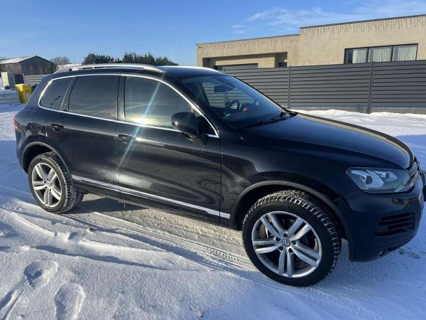 Black Volkswagen Touareg 2010 in Siauliai, with an engine capacity of 2.97 L and mileage of 280 thousand km for 10500 €, photo 7 on AUTOMOTO.COM.LV