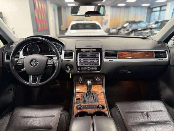 Melns Volkswagen Touareg 2010 Klaipėda, ar dzinēja tilpumu 3.00 L un nobraukumu 295 tūkst. km par 11950 €, foto 2 vietnē AUTOMOTO.COM.LV
