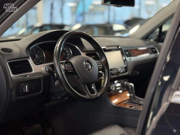 Melns Volkswagen Touareg 2010 Klaipėda, ar dzinēja tilpumu 3.00 L un nobraukumu 295 tūkst. km par 11950 €, foto 8 vietnē AUTOMOTO.COM.LV