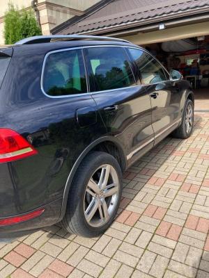 Melns Volkswagen Touareg 2010 Rīga, ar dzinēja tilpumu 3.00 L un nobraukumu 277 tūkst. km par 9500 €, foto 5 vietnē AUTOMOTO.COM.LV